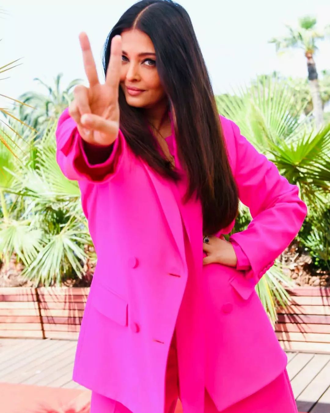 Bachchan Bahu Aishwarya Rai Bachchan black gown to pink hot coat and ...