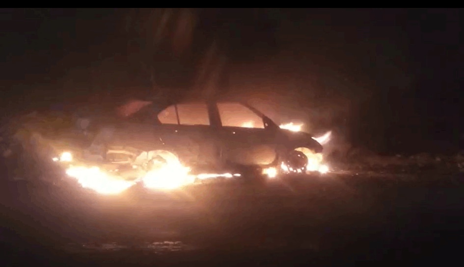 car running on the road became a ball of fire, the driver saved his ...