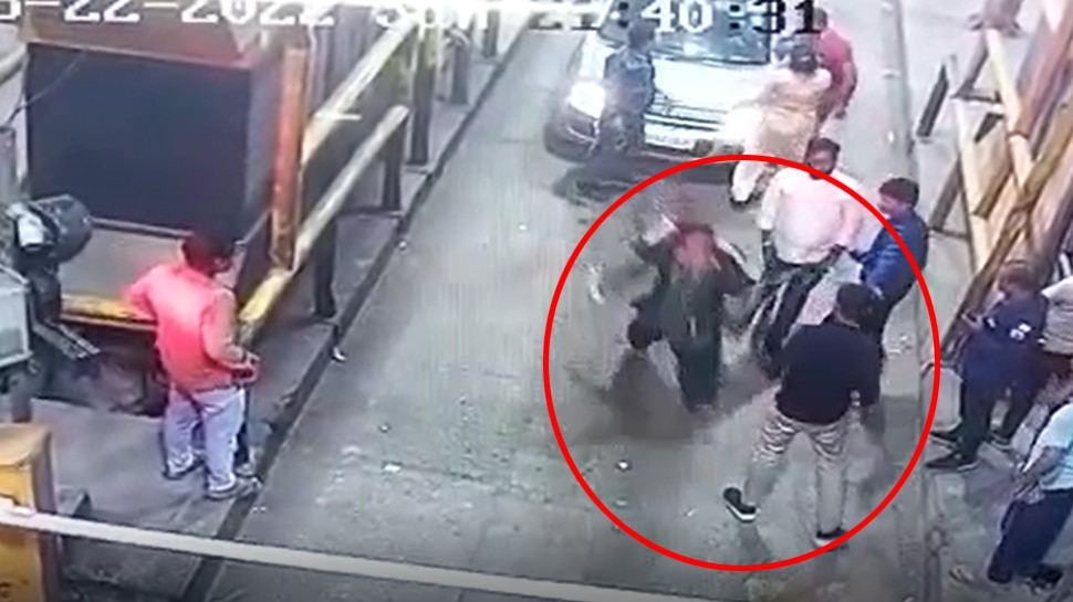 CCTV camera: fierce fight at the toll plaza for taking out the car ...