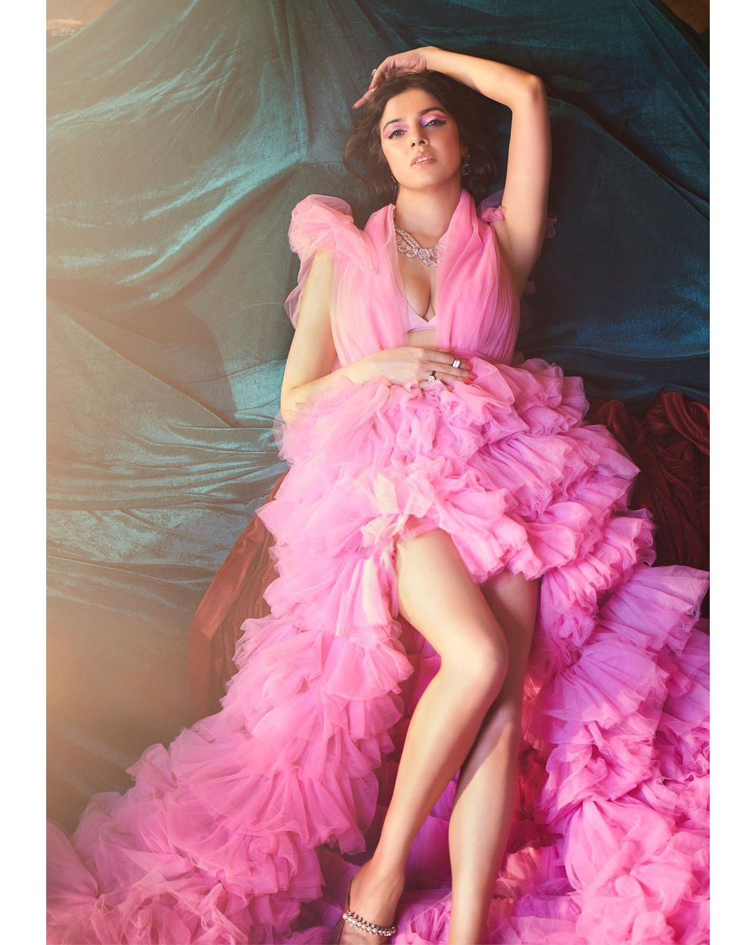 Divya Khosla Kumar breaks all limit in boldness wore golden revealing ...