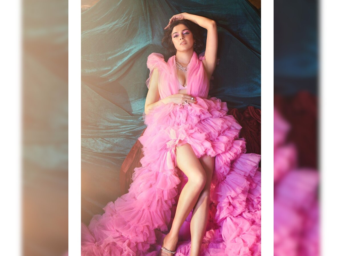 Divya Khosla Kumar breaks all limit in boldness wore golden revealing ...