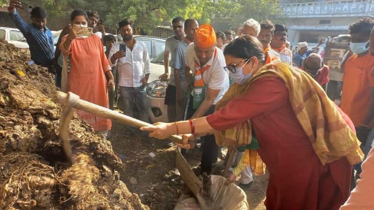 Union Minister Smriti Irani herself cleaned cow dung with a shovel in a ...