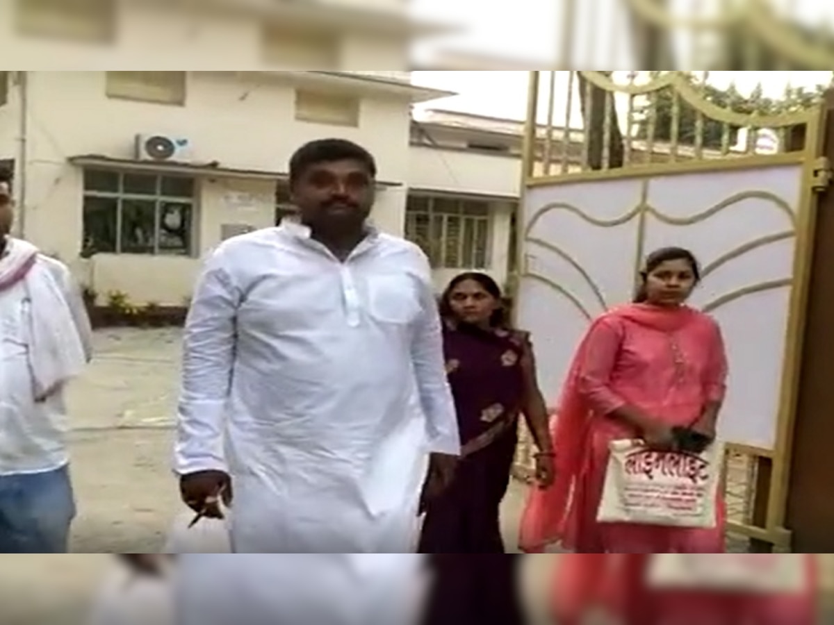 journalist Subhash murder case the victims family met the DM assured of a job |पत्रकार सुभाष ...