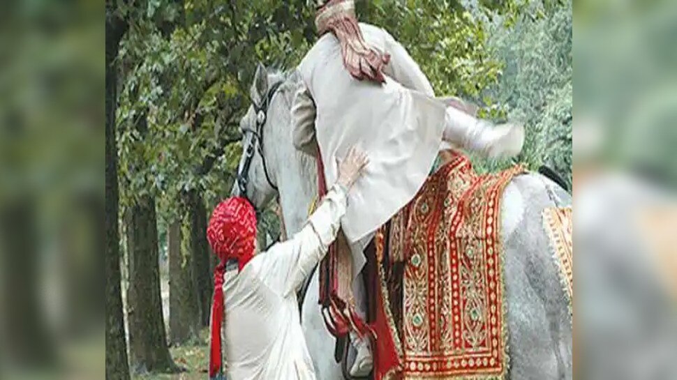 ajab gajab baraat mein dulha ghodi chod kar bhaga groom ran away from ...