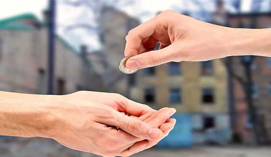 Daan Ke Niyam: इन नियमों के अनुसार करेंगे दान तो घर में बना रहेगा मां ...