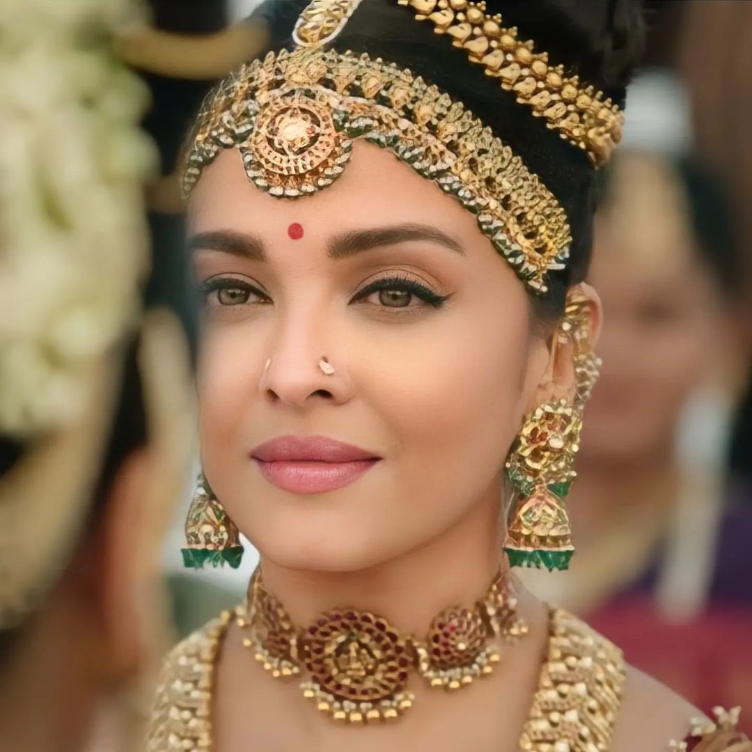 Aishwarya Rai again becomes bride in heavy jewellry and lehenga for ...