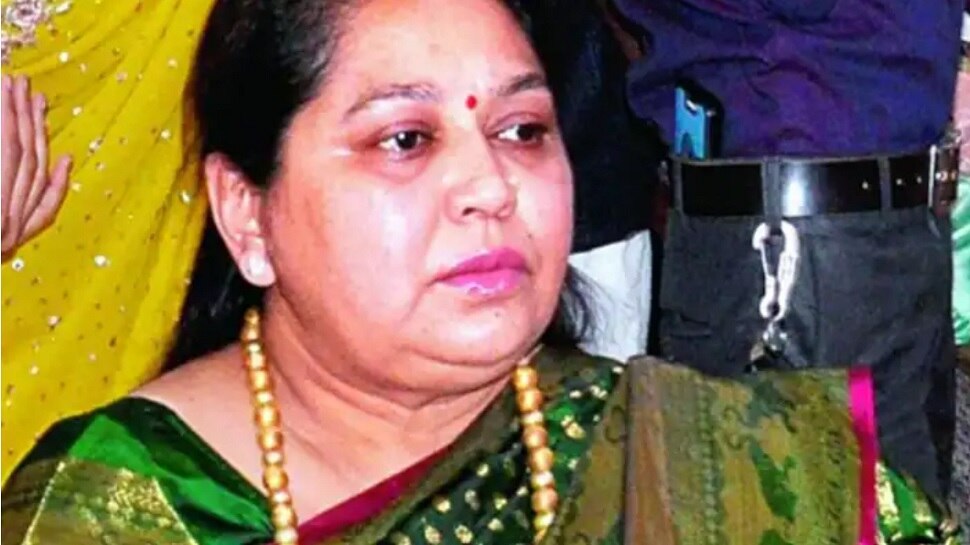 Mulayam Singh Yadav wife Sadhna Gupta cremated today at bhaisa kund ...