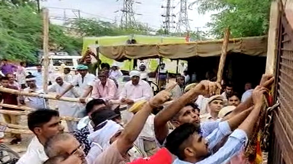 Sadulpur Farmers put a lock on the gate of Mini Secretariat know what ...