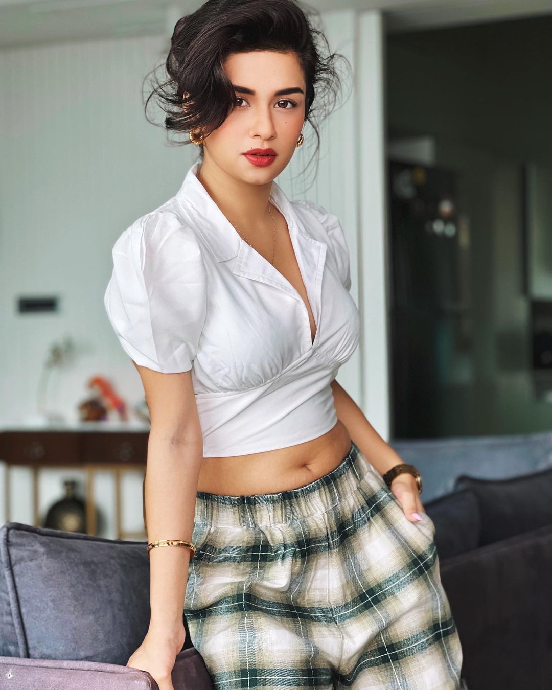 avneet kaur crosses boldness limit at the age of 20 open top button ...