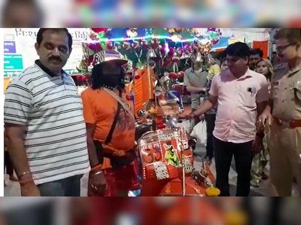 Shamli unique kanwar came out on a scooter people see ADM and ASP also ...