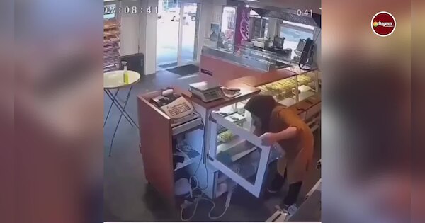 viral video of woman beating robber with cleaning cloth | देखिए कैसे ...