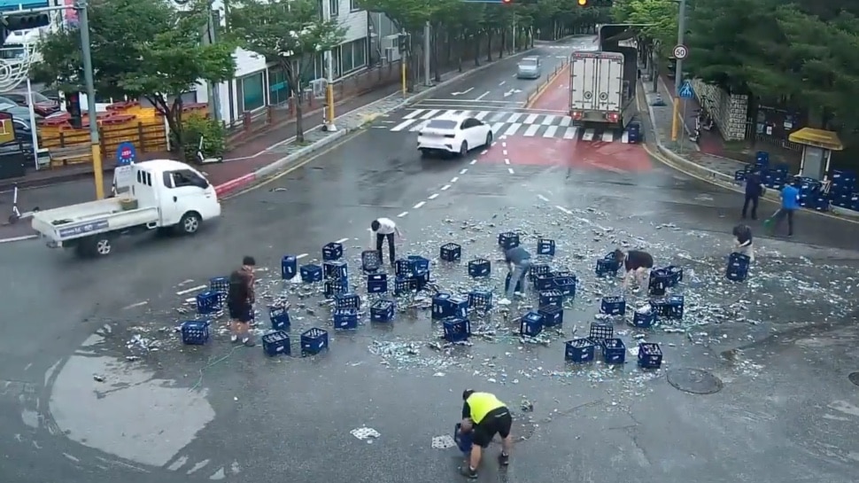 Viral Video of Beer boxes fell from truck bottles scattered on the road ...