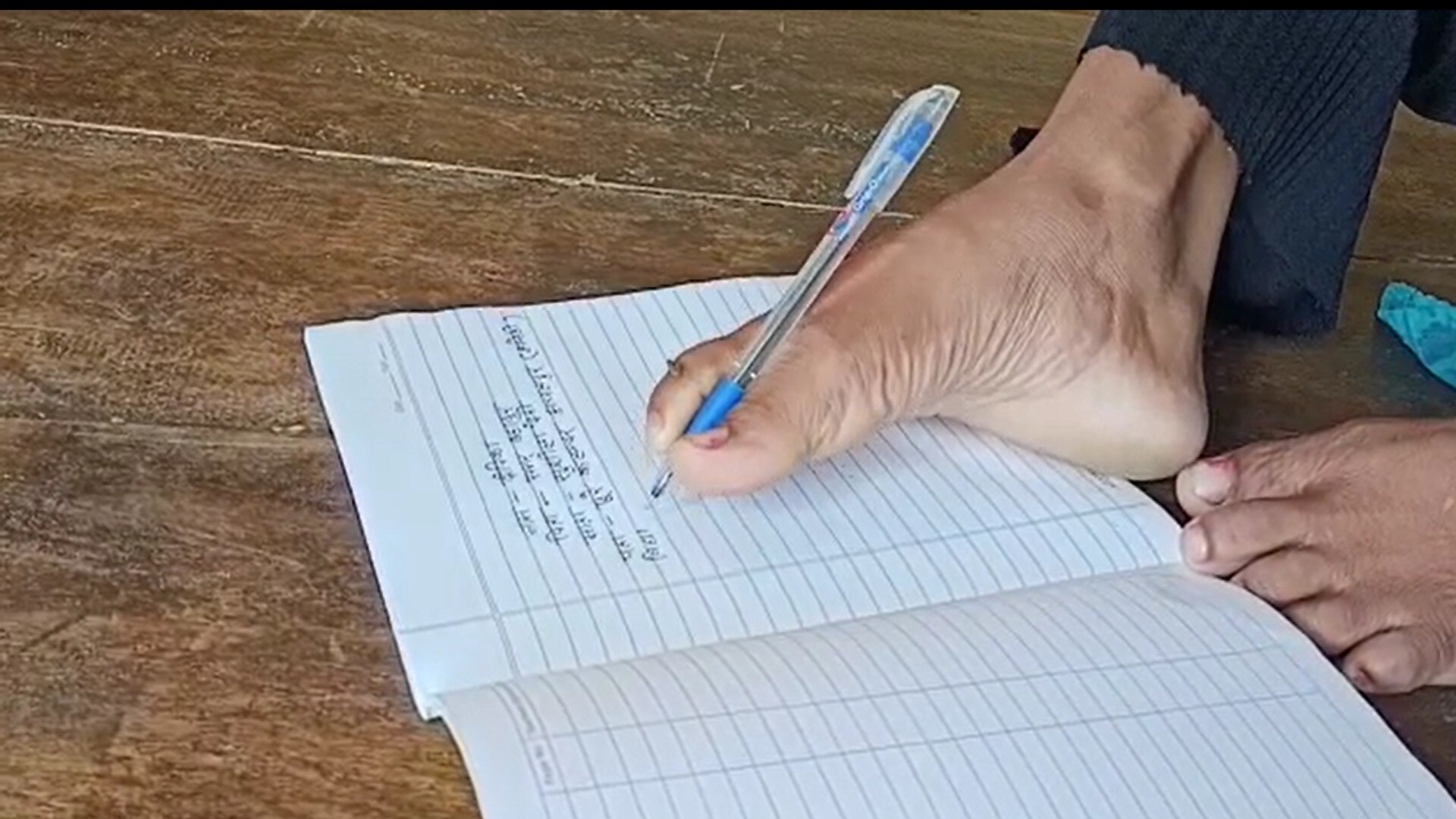 Salute to the courage of Amethi daughter student writing with feet SPUP ...