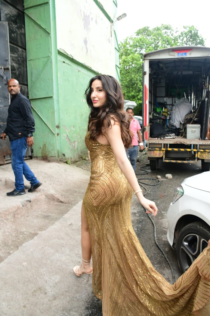 Supersexy nora fatehi sizzles as she puts high bold cut dress on road ...
