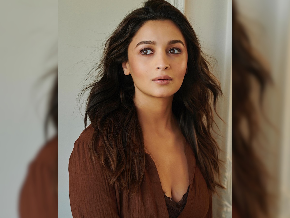 Alia Bhatt sizzles Show her Huge baby Bump wore deep neck short dress ...