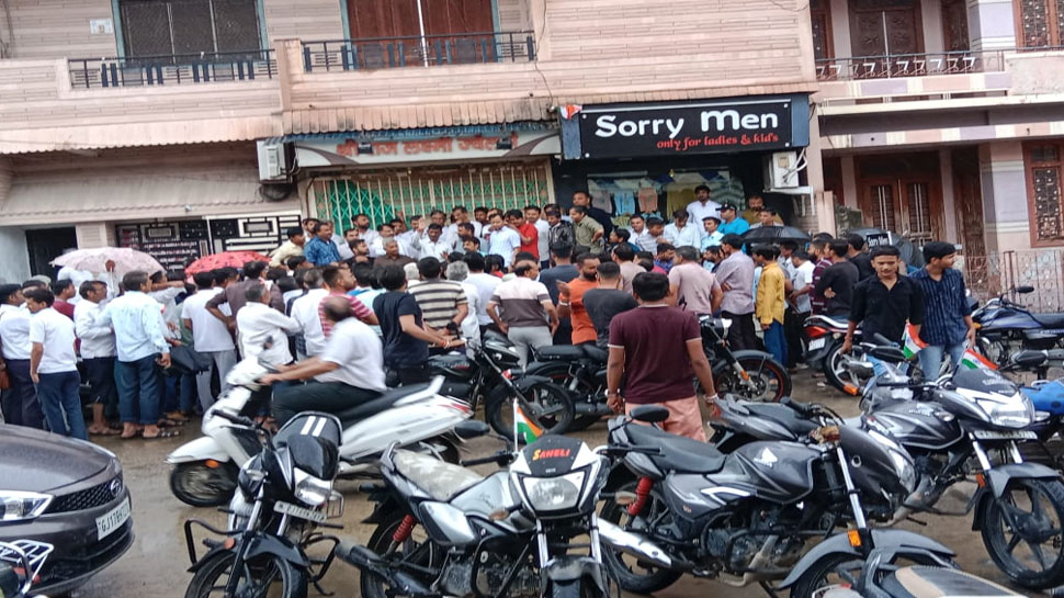 Traders kept the market closed formed the highway struggle committee ...