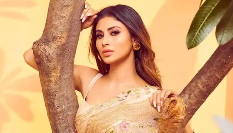 Mouni Roy looking beautiful in white suit see her stunning pics | ट्रेडिशनल लुक में मौनी रॉय ने ...