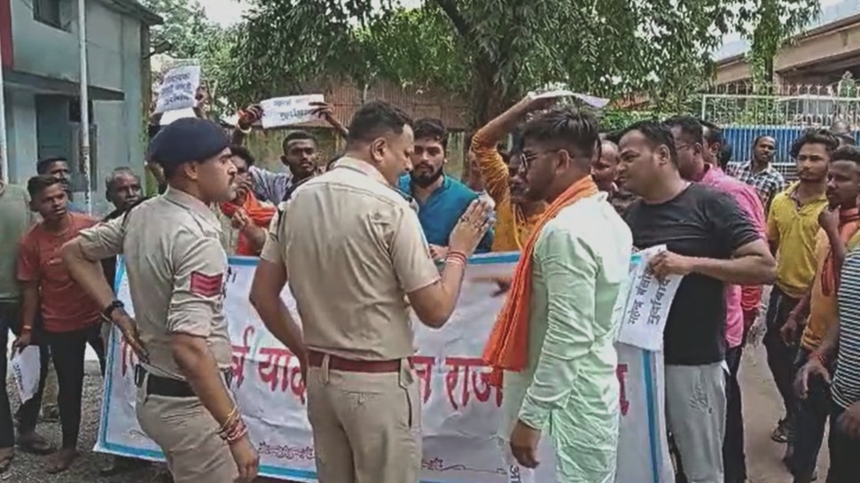 Rajnandgaon hindu sangathan Protest constable controversial post about ...