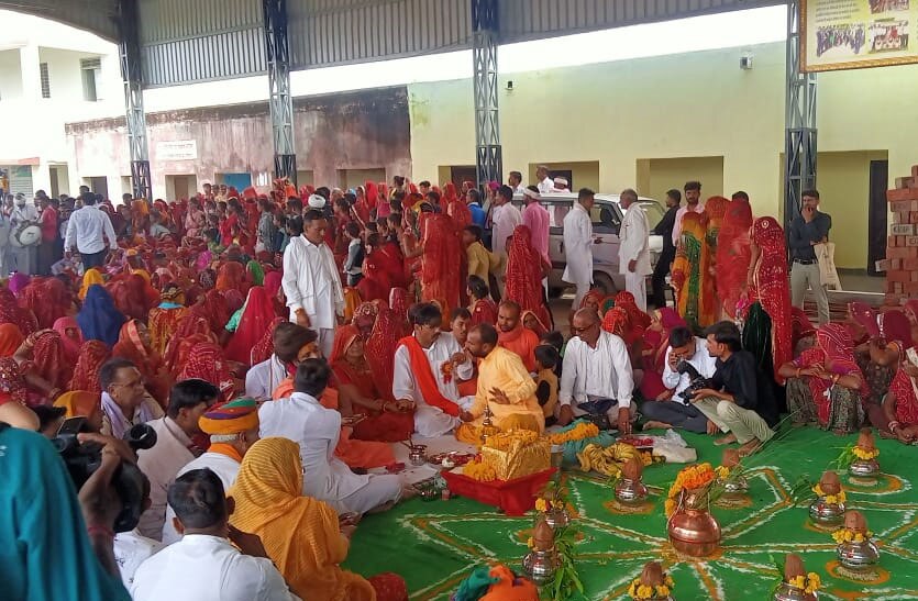 Niwai Surabhi Gopal Gopushti Yagya took out the Kalash Yatra with a ...
