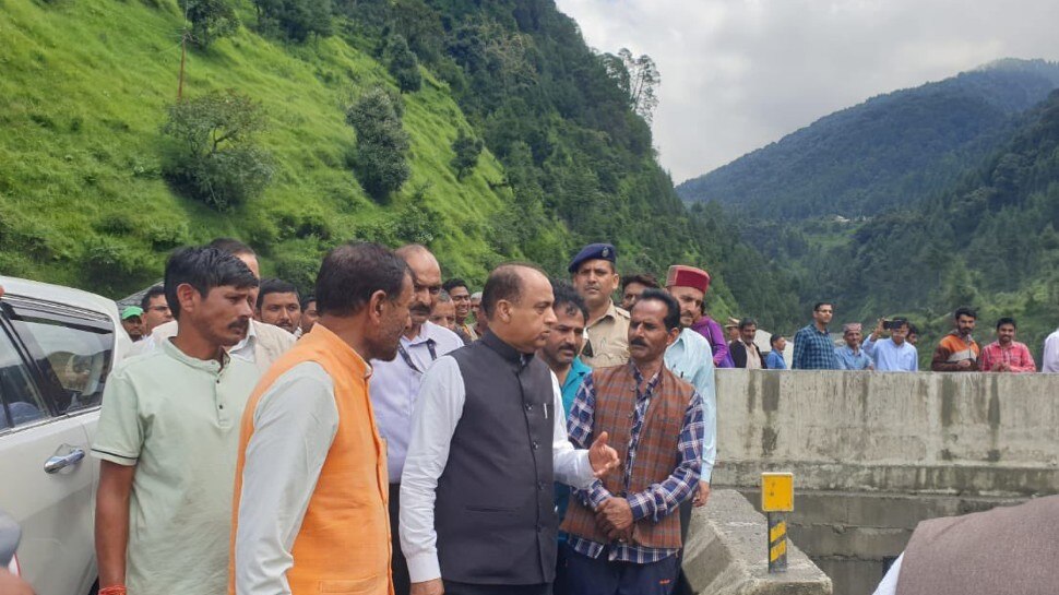 CM Jairam Thakur Give 4 Lakh Rupee To Family Whose Member Died In