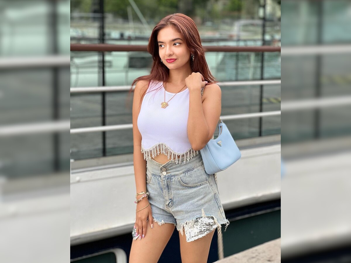 Anushka Sen Bold Photos in crope top photos goes viral smzs | 20 की ...