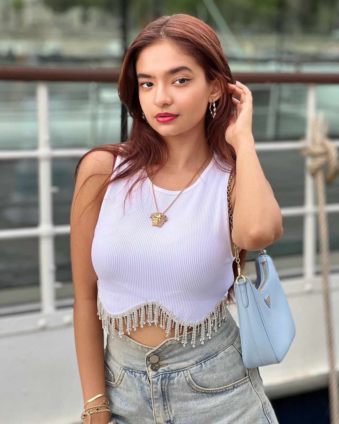 Anushka Sen Bold Photos in crope top photos goes viral smzs | 20 की ...