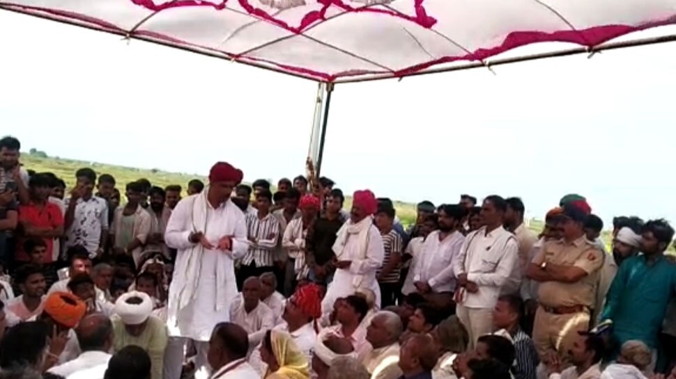 Tributes paid to the ashes of Colonel Kirori Singh Bainsla at Karauli ...