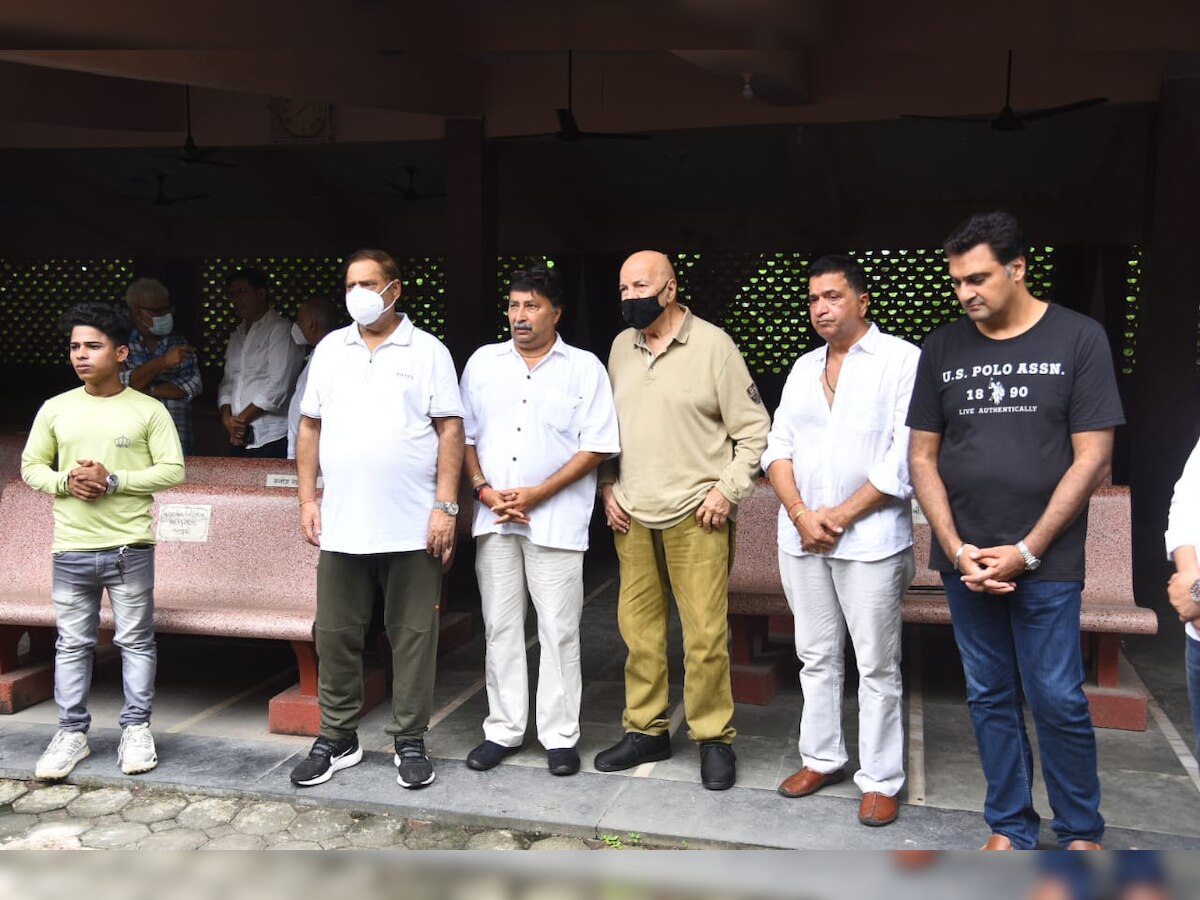 Sawan Kumar last rites and funeral photos film maker Sawan Kumar dies ...