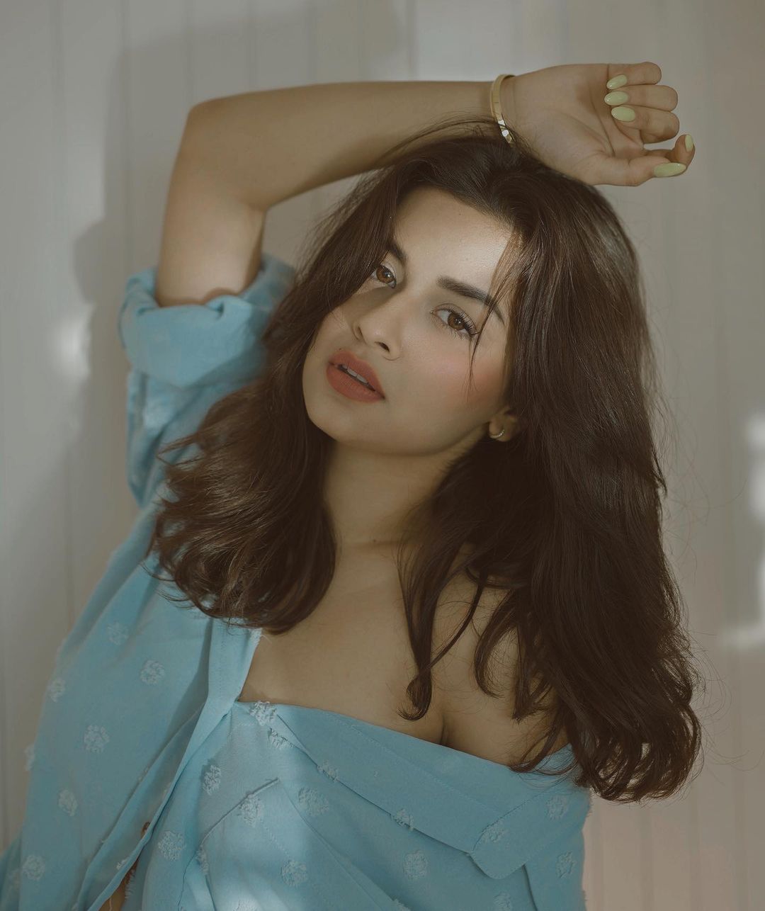 Avneet Kaur crosses boldness limit at the age of 20 open shirt button in front of camera slip ...