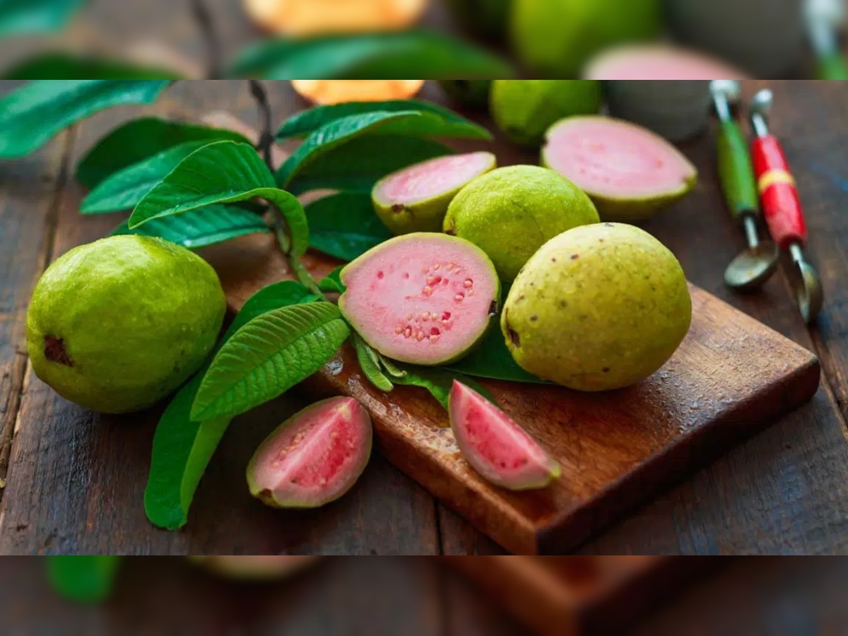 Guava Benefits Monsoon Food eat one guava daily in rainy season for ...