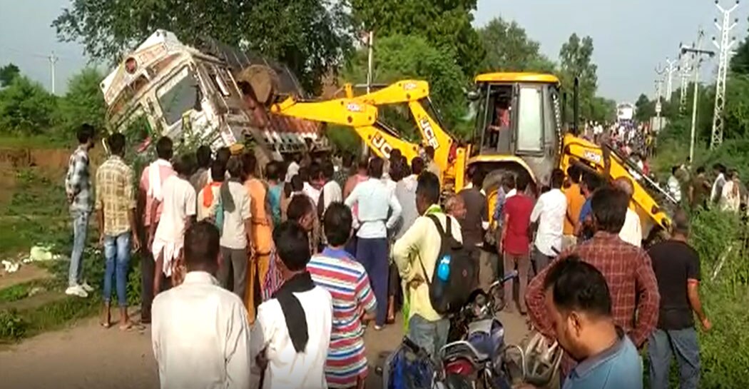 Old woman dies after being crushed by a truck in Baran and body got ...
