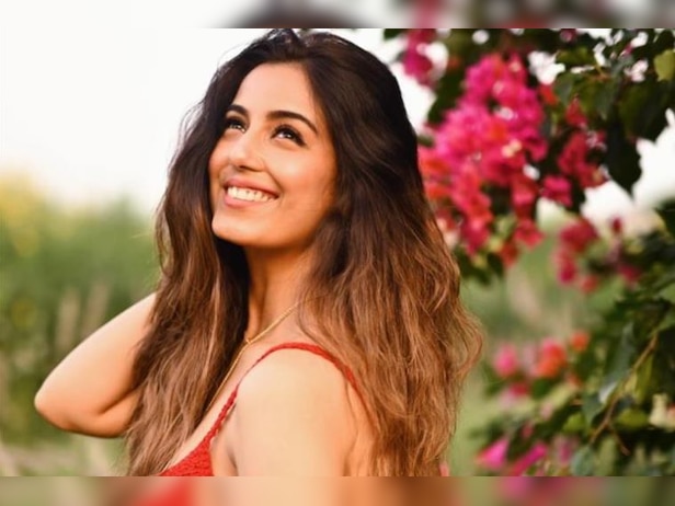 Srishty Rode breaks Sanskari Bahu image with bold look in mini dress ...
