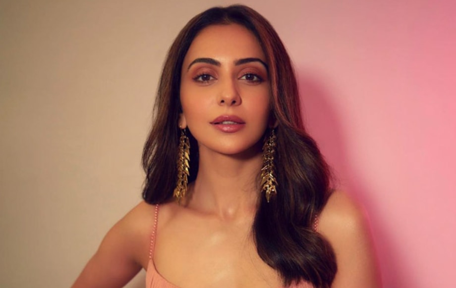 rakul preet singh shared her latest glamorous pictures in black dress ...