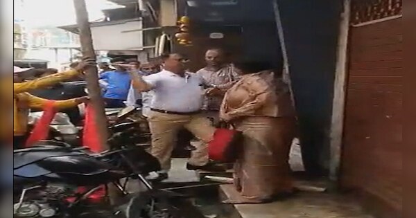 Mumbai Video of man hitting pushing woman goes viral case registered ...