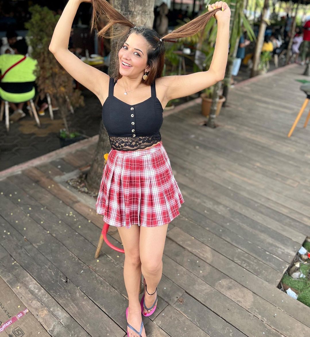 super sexy bold Bhojpuri actress monalisa wear short skirt with crop ...