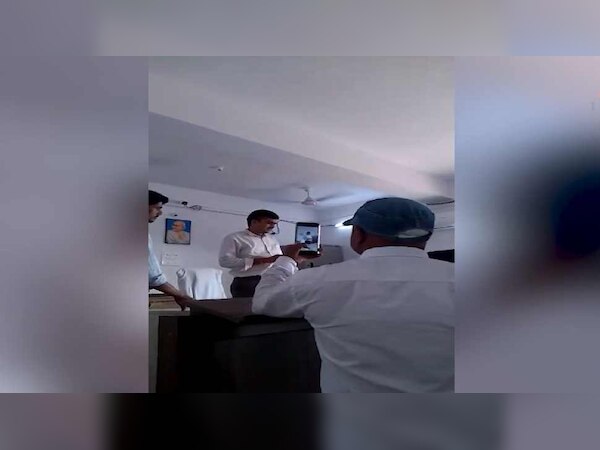 Lawyer clash with Naib Tehsildar for not giving verdict in favor ...