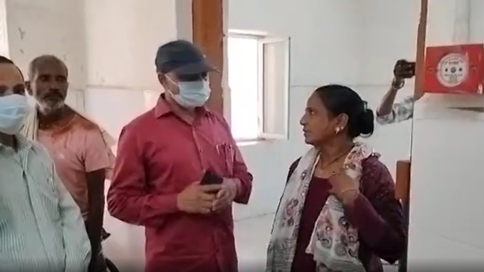 Deliveryin mobile light, Sonbhadra Chopan Community Health Center, CMO ...