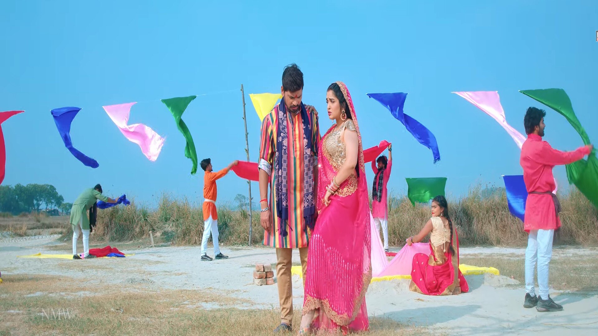 Pravesh Lal Yadav Aamrapali Dubey Bhojpuri Film Saajan New Song Sariya ...