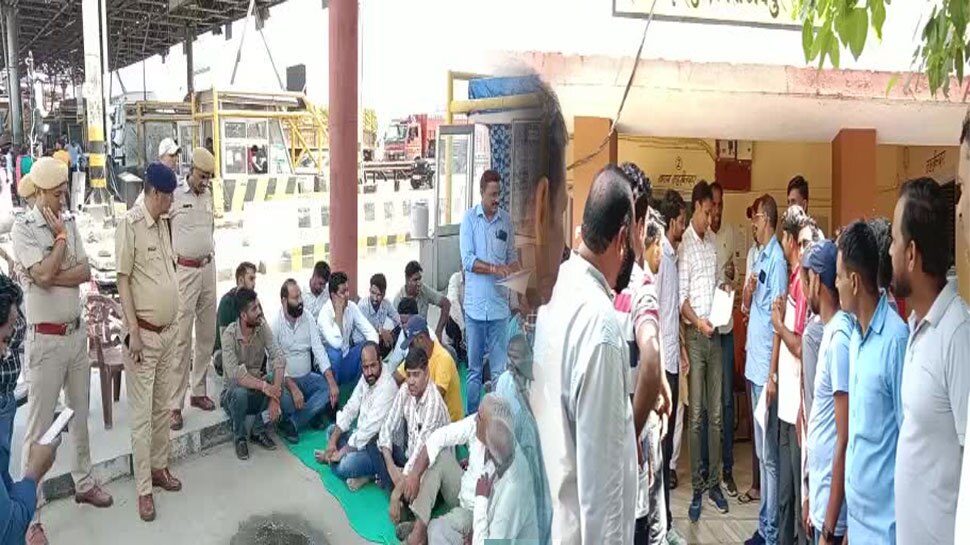 Toll workers protest against NHAI in Shahpura submitted memorandum to ...