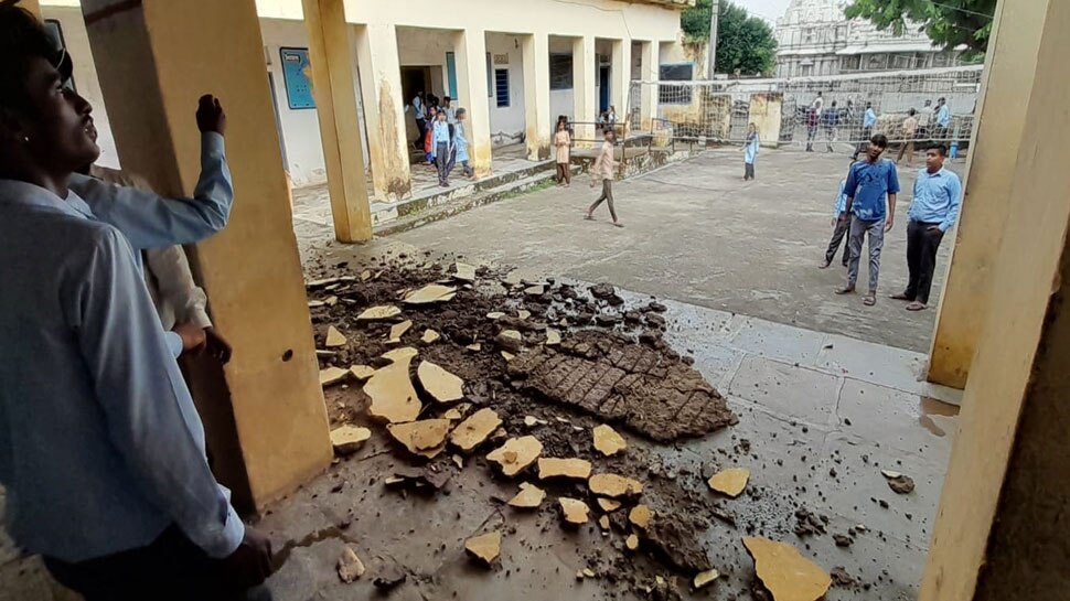 Gogunda plaster of ceiling of verandah of secondary school of Bhutala ...