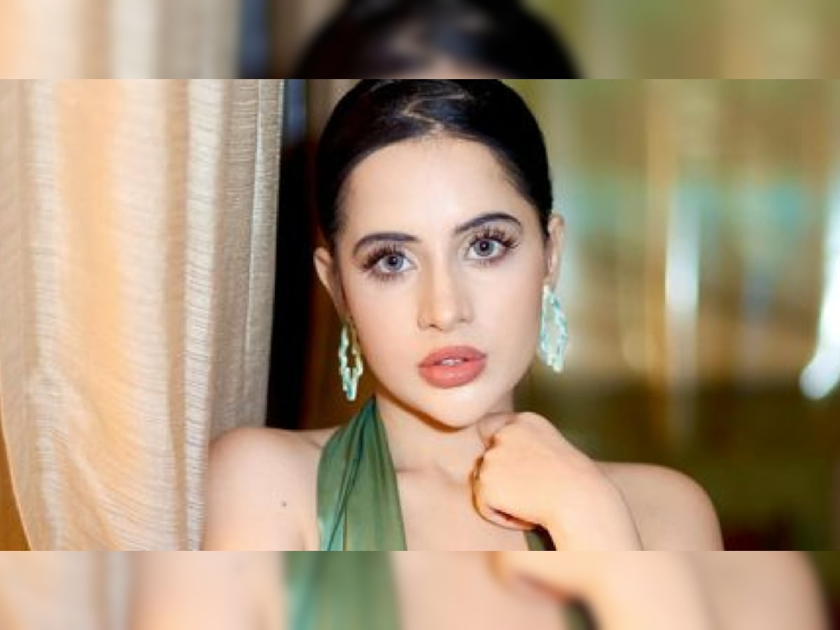 Urfi Javed wore Blue Dress a fan got excited and asked god for wind ...