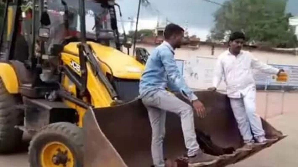 Video shows bulldozer taking MP patient to hospital as ambulance does not arrive | Patient on ...