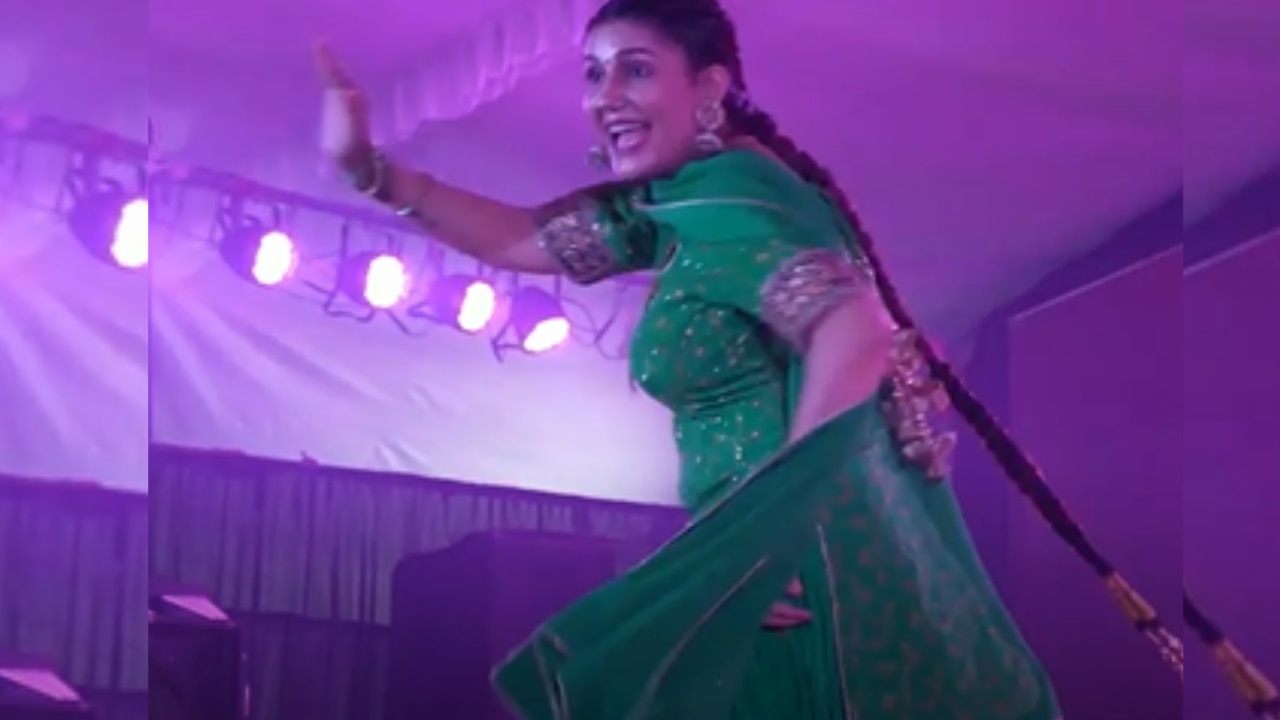 Sapna Chaudharys dance made fans sweat video went viral | सपना चौधरी के ठुमकों से फैंस के छूटे ...