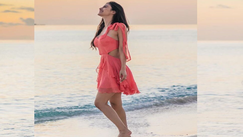Mouni Roy seen wreaking havoc in Maldives in a mini peach dress photos ...
