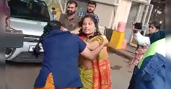 fight between two women on the Toll Booth Watch Video | Toll Booth पर ...