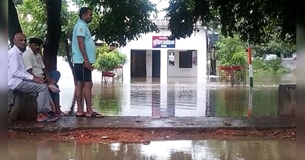 Bagaha SP office submerged in water and Question raised on the drainage ...