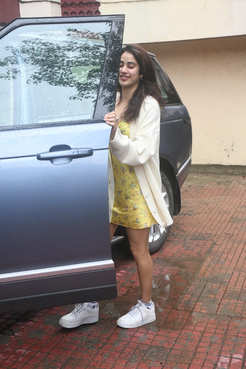 Super Sexy Jhanvi Kapoor stepping out of the house in little dress ...