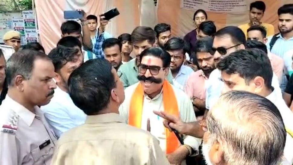Alwar: ABVP students were forcibly picked up by police Gyandev Ahuja ...