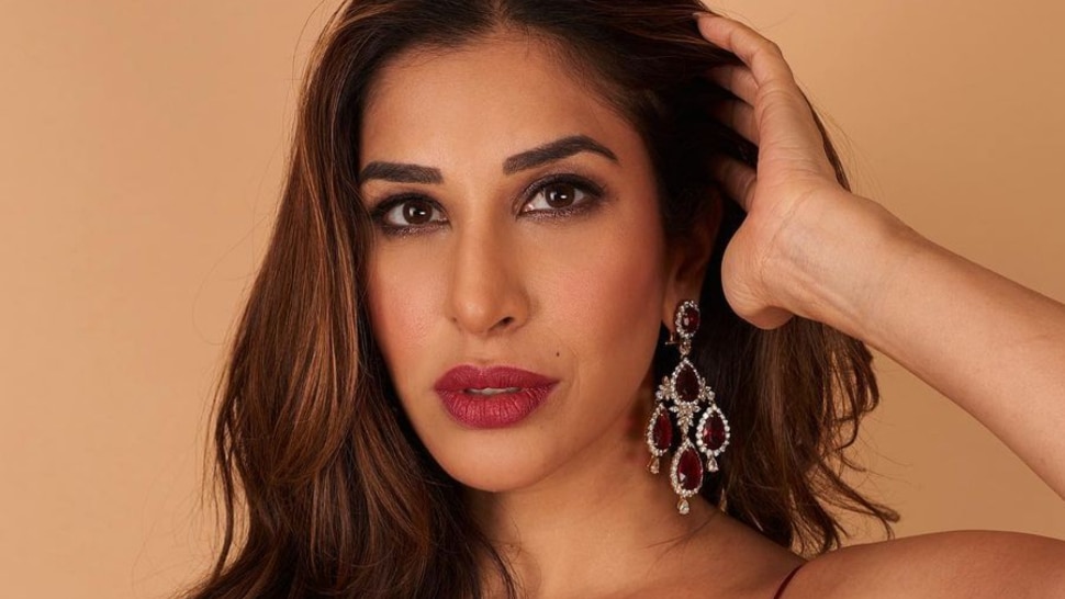 Sophie Choudry red bikini photos sets internet on fire Sophie Choudry ...