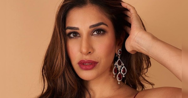 Sophie Choudry red bikini photos sets internet on fire Sophie Choudry ...